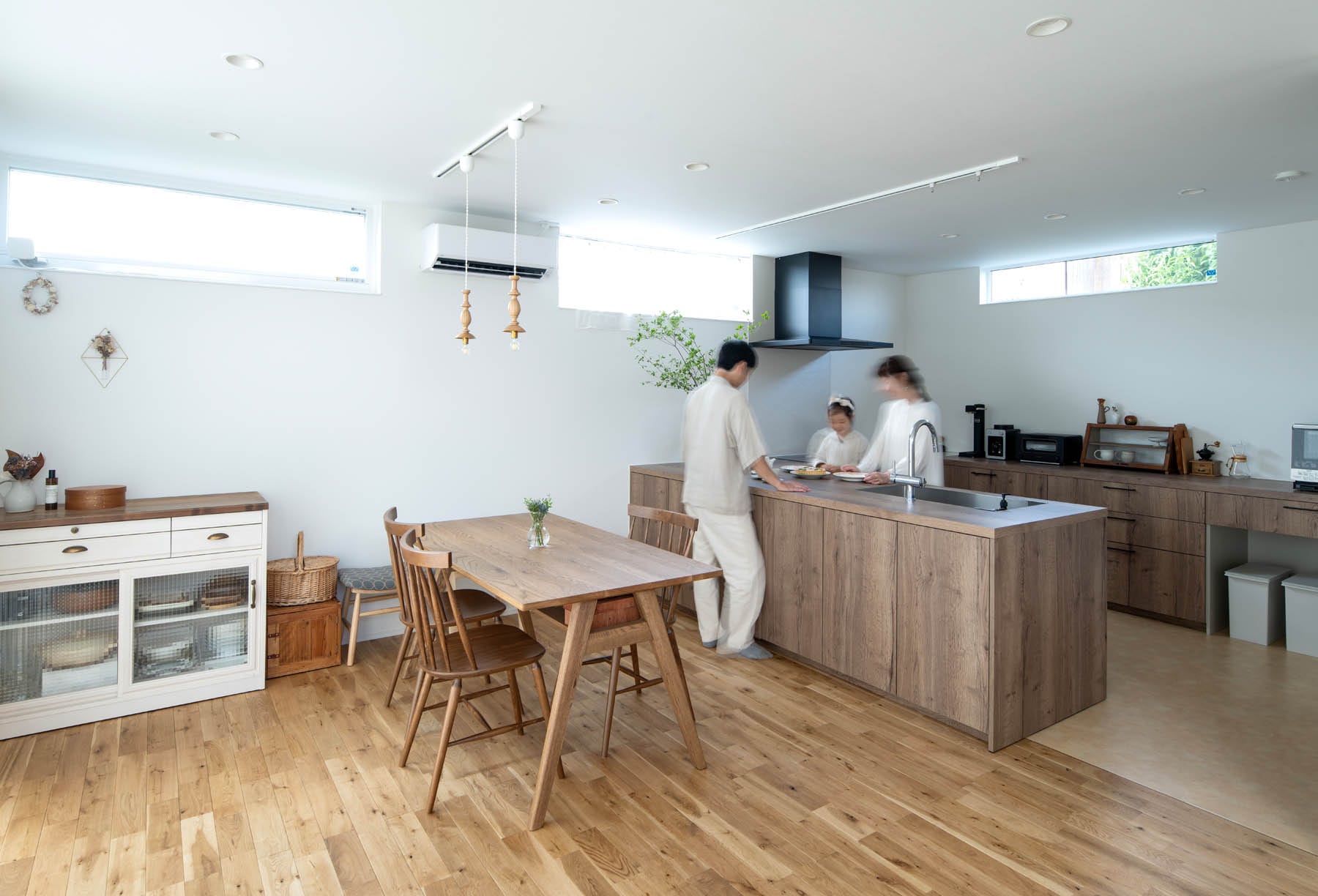 Case08 果樹園のある家のキッチンルーム - GRAFTEKT 間取りから考えるキッチン